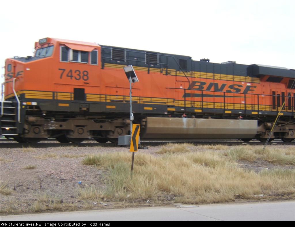 BNSF 7438